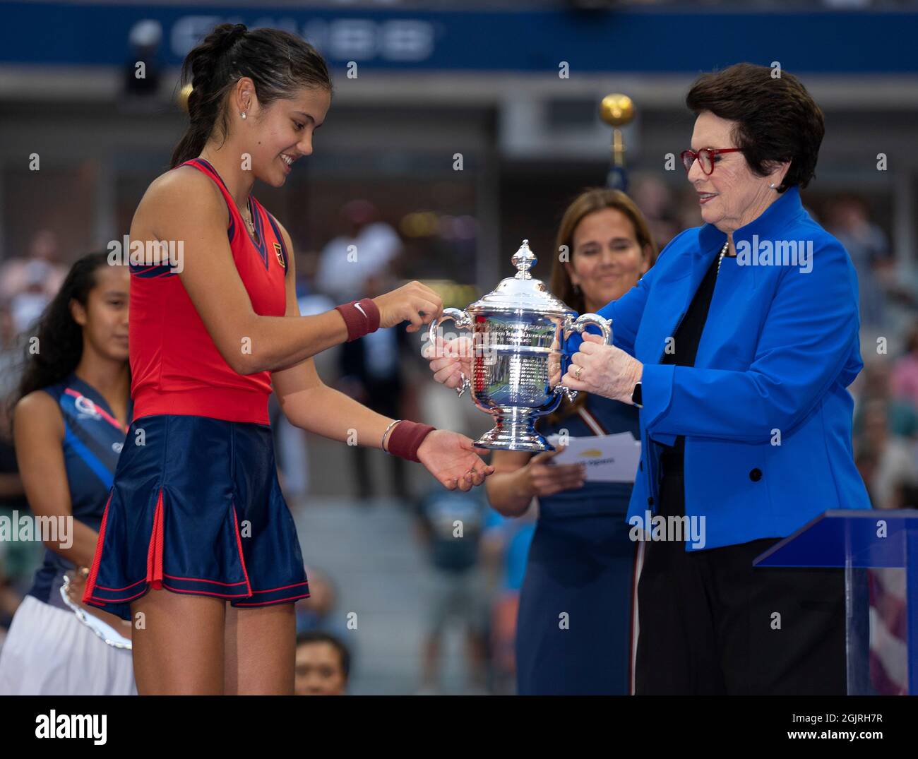 Emma raducanu us open trophy hi-res stock photography and images - Alamy