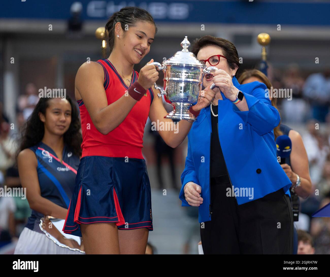 Emma raducanu us open trophy hi-res stock photography and images - Alamy