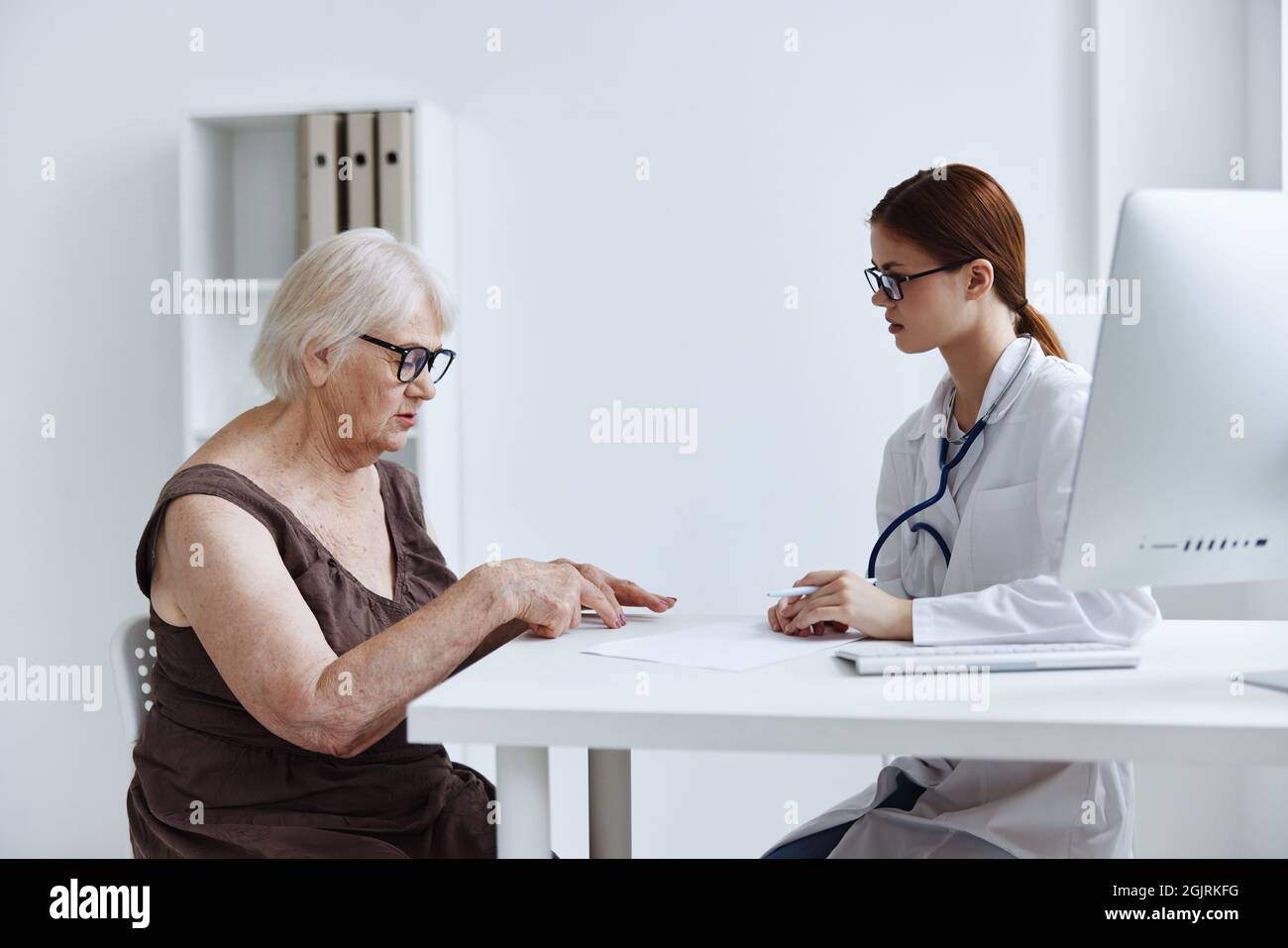 patient communicates with the doctor doctor assistant Stock Photo - Alamy