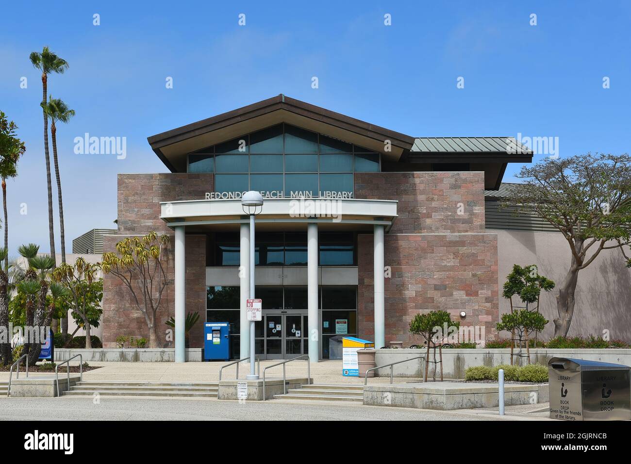 REDONDO BEACH, CALIFORNIA - 10 SEP 2021: The Redondo Beach Main Library ...