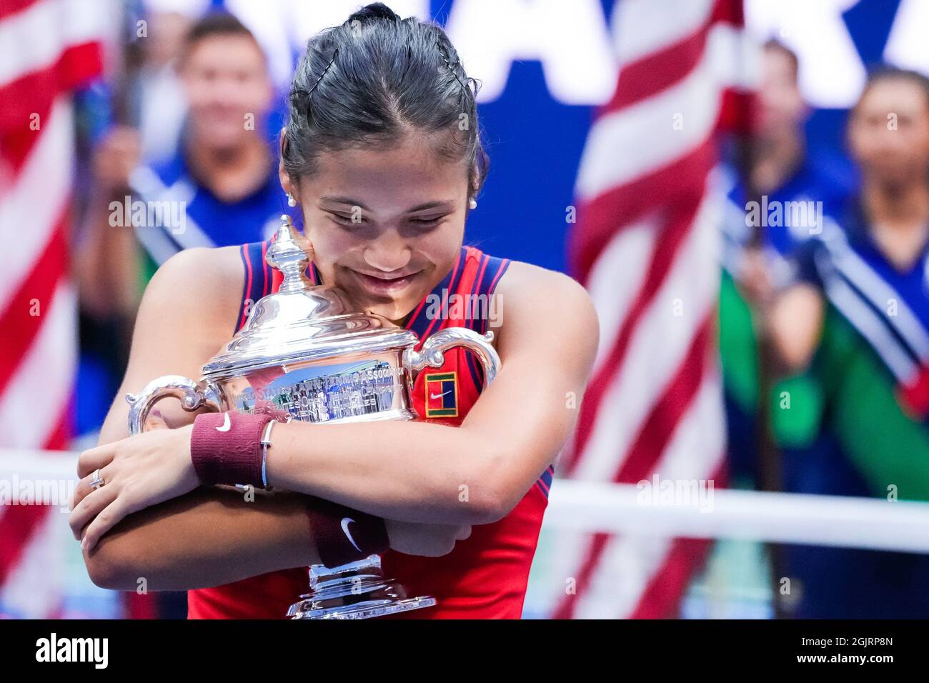 Emma raducanu us open trophy 2021 hi-res stock photography and images ...