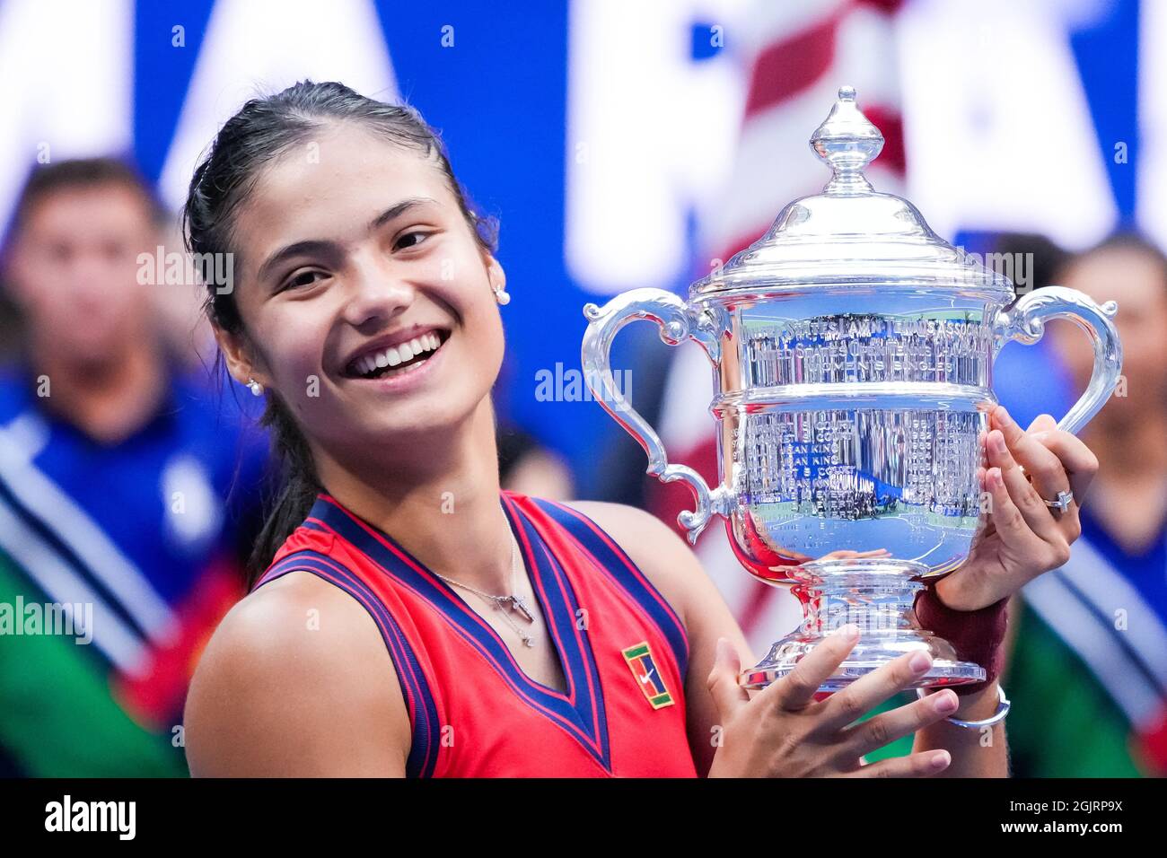 Emma raducanu trophy hi-res stock photography and images - Alamy