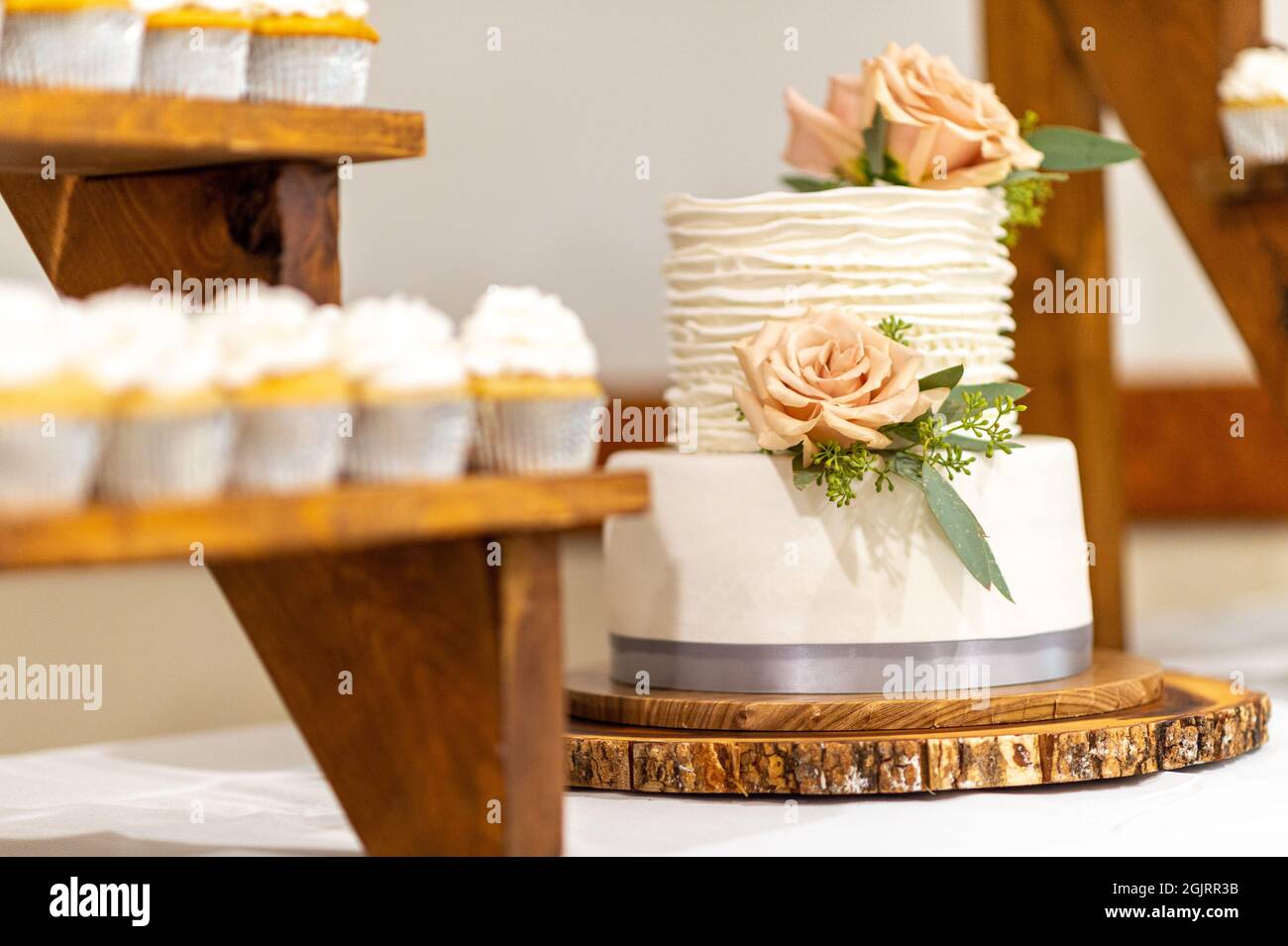 Gorgeous Country Wedding Cake Stock Photo - Alamy