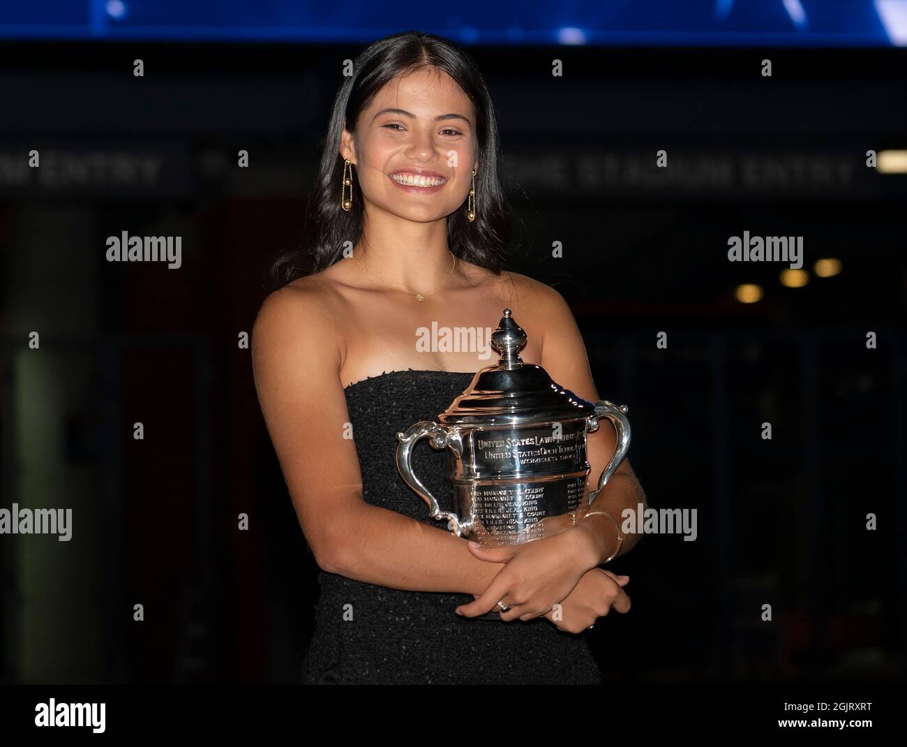 Emma raducanu us open trophy hi-res stock photography and images - Alamy