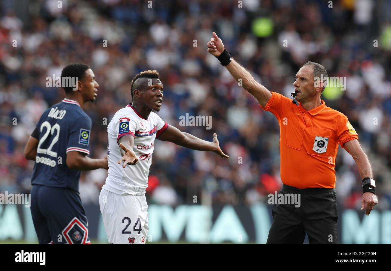 Paris, France. 11th Sep, 2021. Clermont's Jodel Dossou (C) talks to the ...