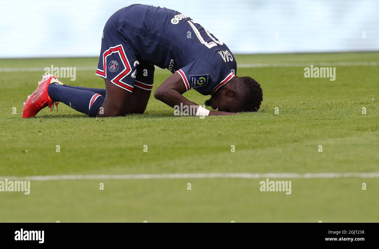 Idrissa gueye celebrates psg hi-res stock photography and images - Alamy