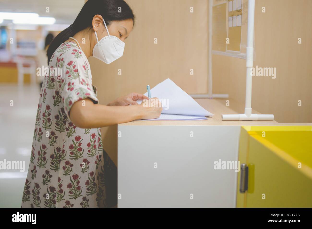Mask signs hi-res stock photography and images - Alamy
