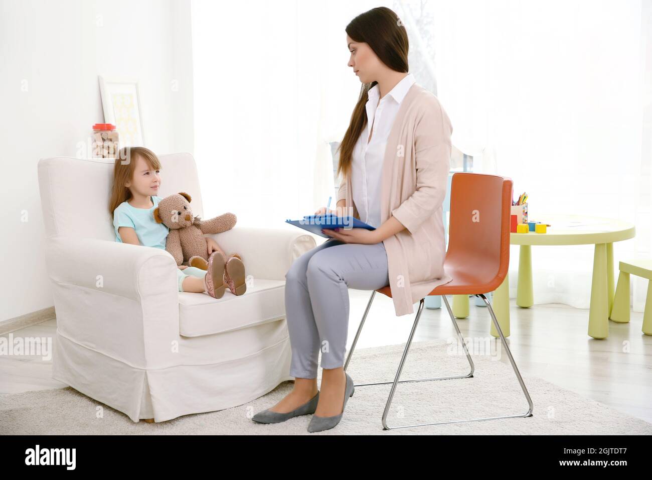 Young child psychologist working with little girl Stock Photo - Alamy