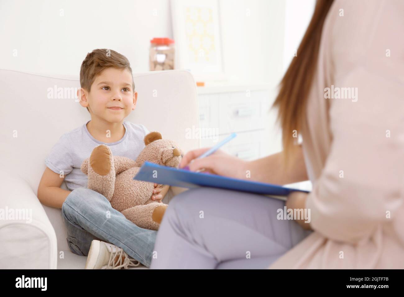 Young child psychologist working with little boy Stock Photo - Alamy
