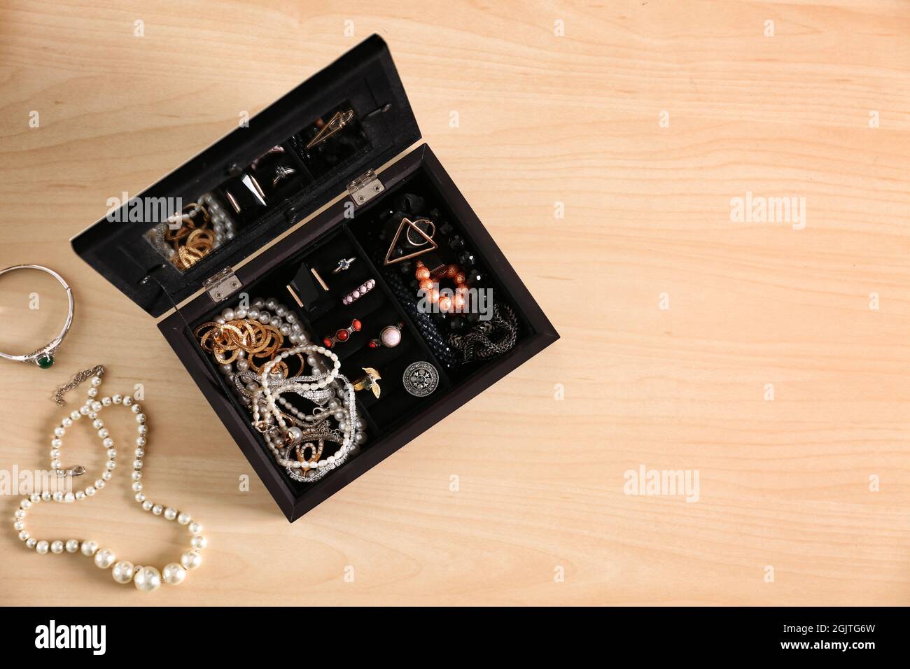 Gold treasure chest top view hi-res stock photography and images - Alamy