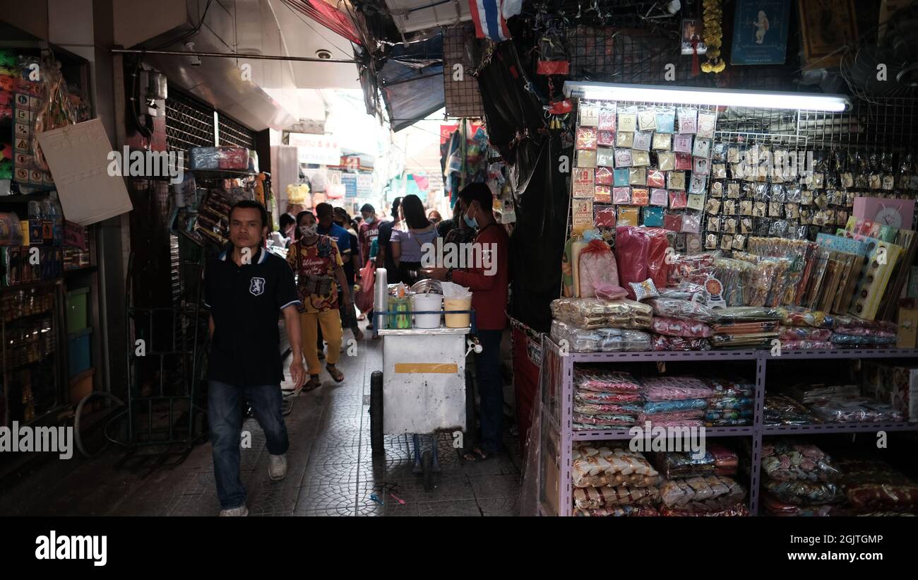 Pedestrian Shoppers Walk Thru Sampeng Lane Traditional Old Style Market ...