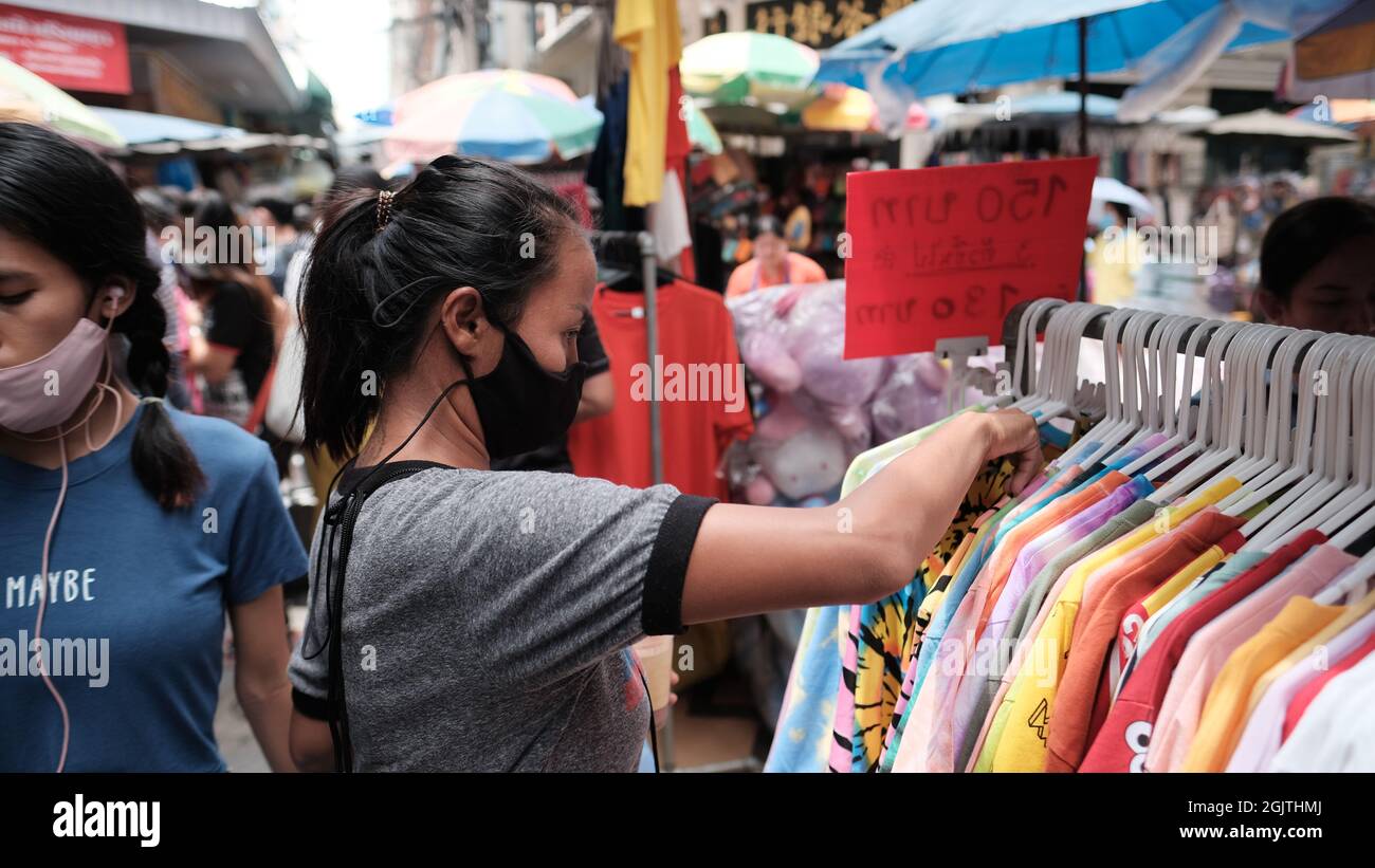 Pedestrian Shoppers Walk Thru Sampeng Lane Traditional Old Style Market ...