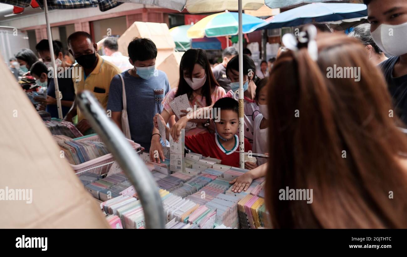 Pedestrian Shoppers Walk Thru Sampeng Lane Traditional Old Style Market ...