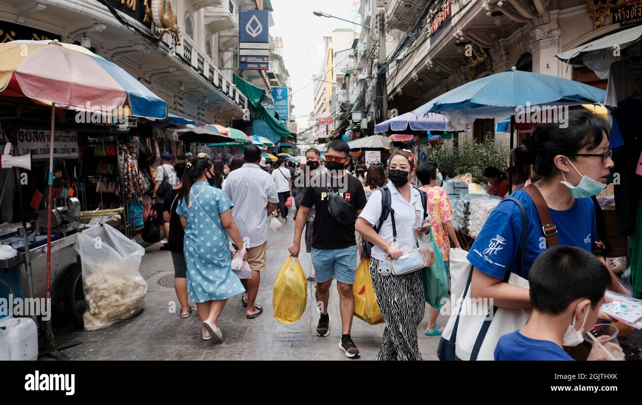 Pedestrian Shoppers Walk Thru Sampeng Lane Traditional Old Style Market ...