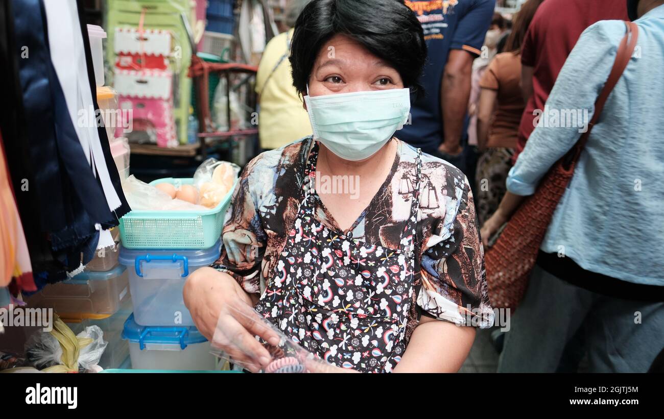 Pedestrian Shoppers Walk Thru Sampeng Lane Traditional Old Style Market ...