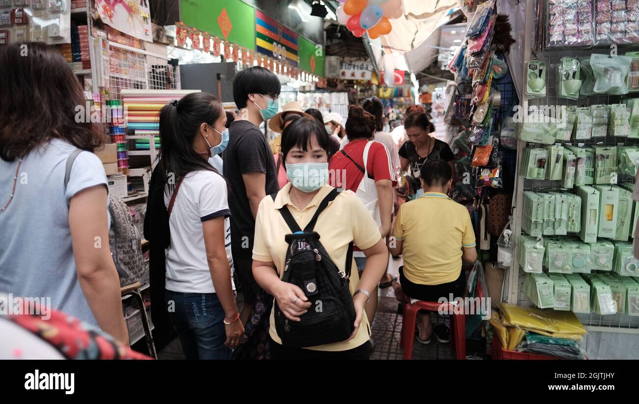 Pedestrian Shoppers Walk Thru Sampeng Lane Traditional Old Style Market ...