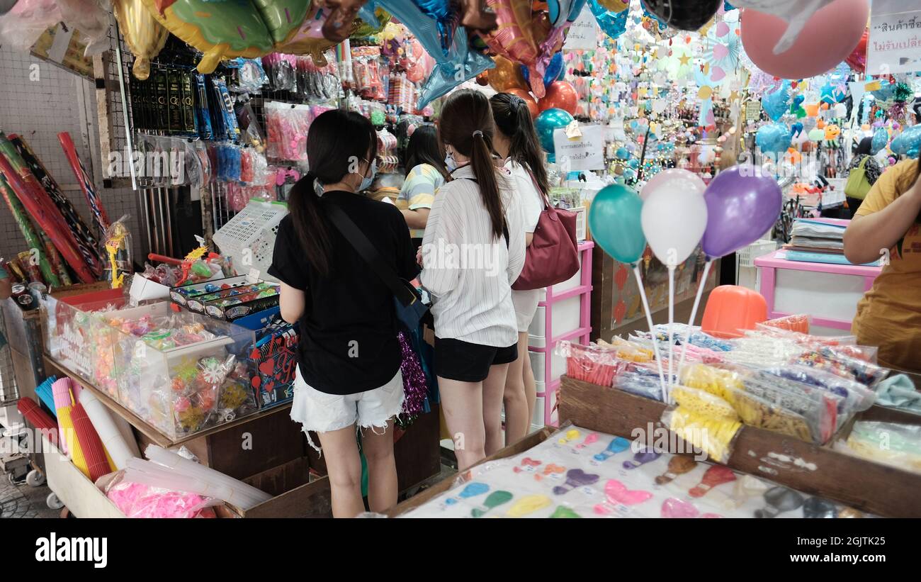 Pedestrian Shoppers Walk Thru Sampeng Lane Traditional Old Style Market ...