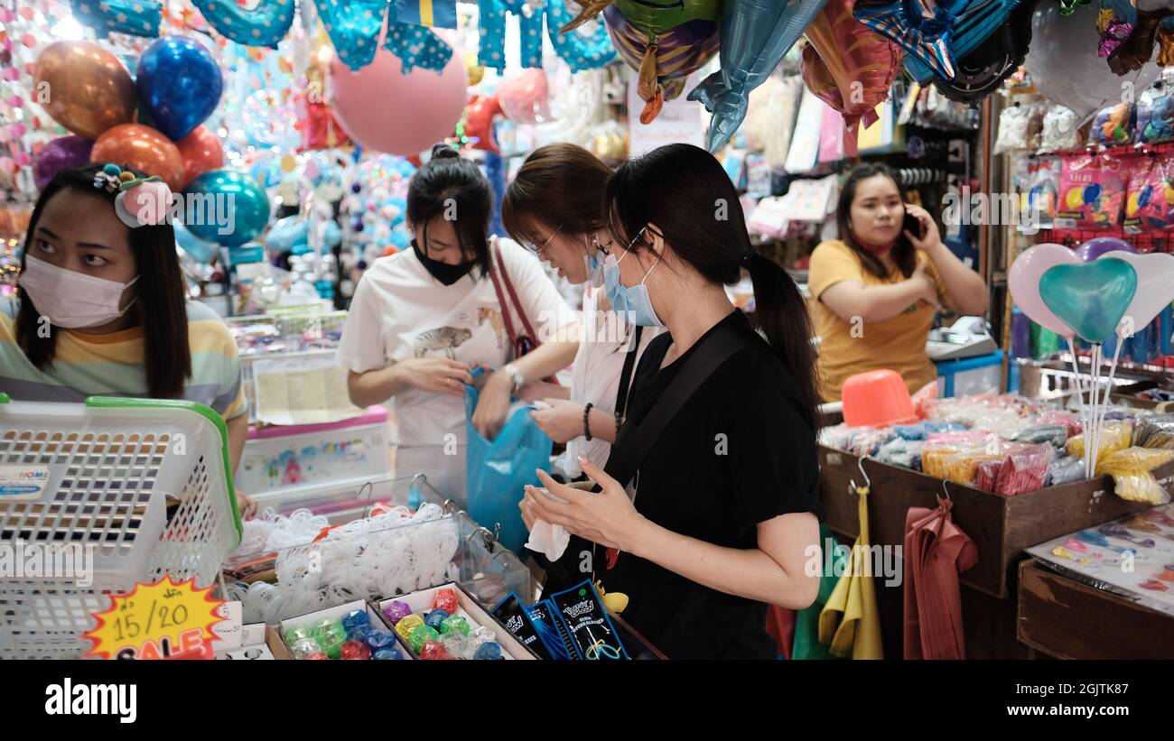 Pedestrian Shoppers Walk Thru Sampeng Lane Traditional Old Style Market ...