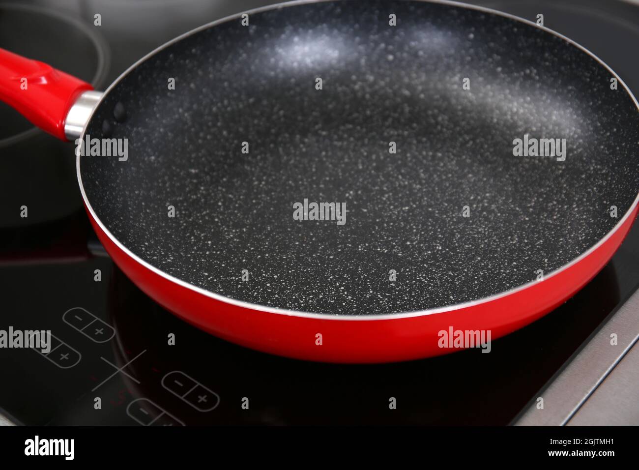 Empty frying pan on stove Stock Photo - Alamy
