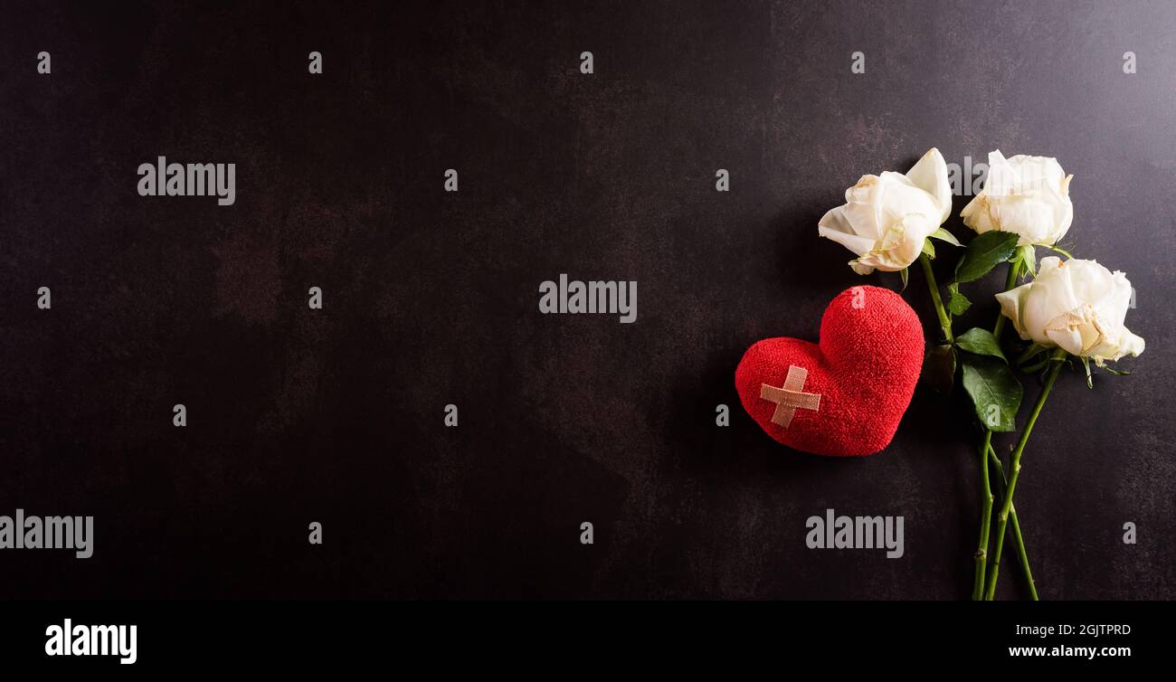 Red rose broken heart hi-res stock photography and images - Alamy