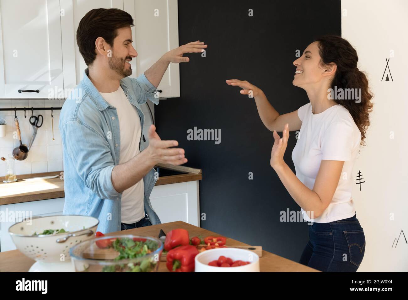 Renters in kitchen hi-res stock photography and images - Alamy