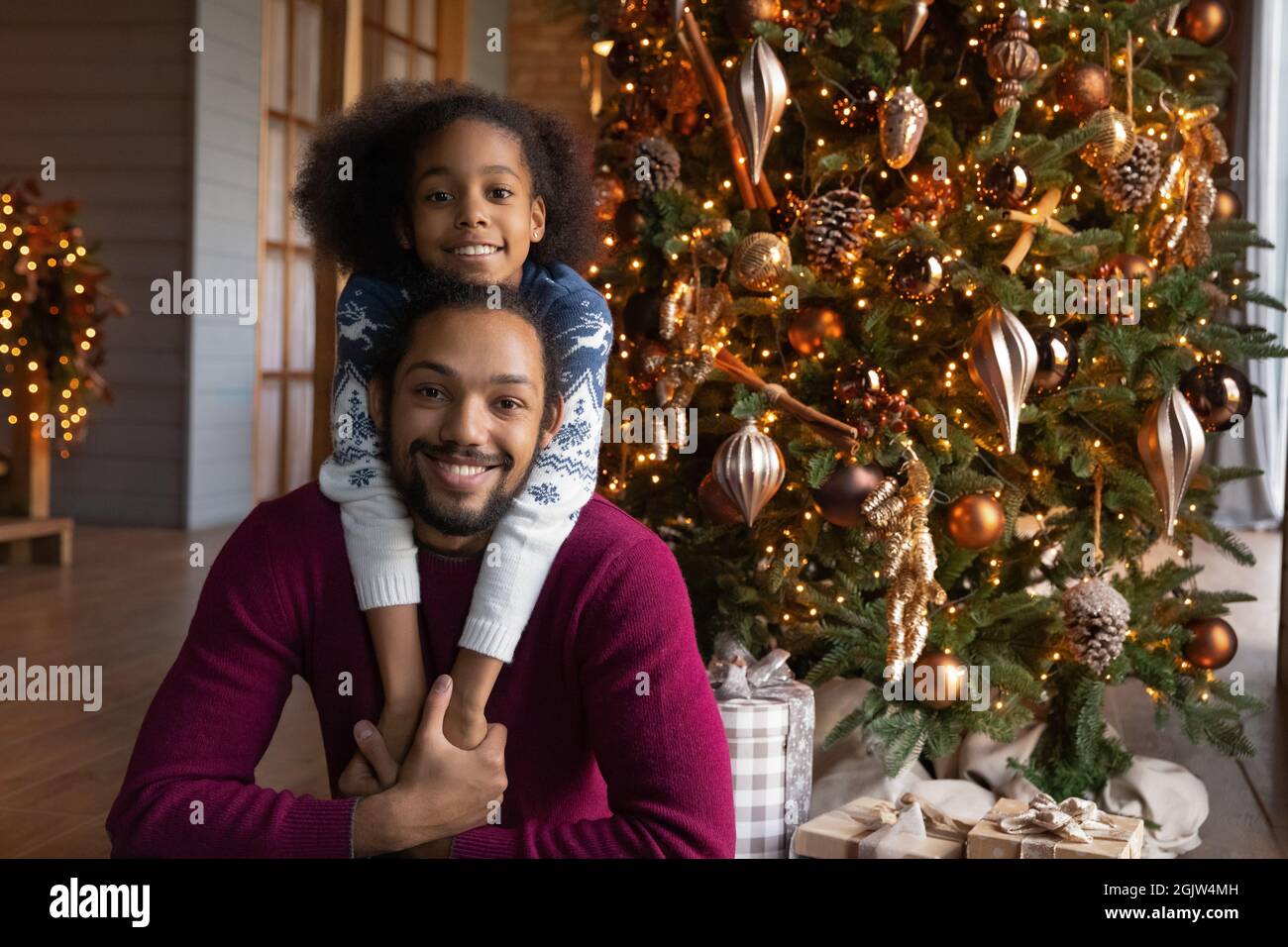 Father daughter piggyback holiday hi-res stock photography and images ...