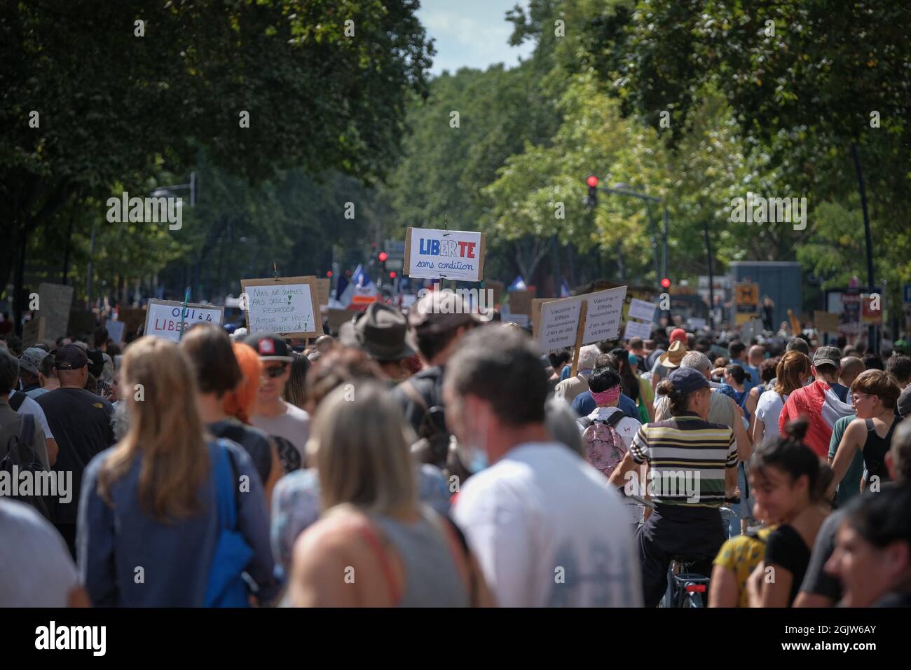 Sign "Freedom without conditions" (Liberté sans conditions) among the ...
