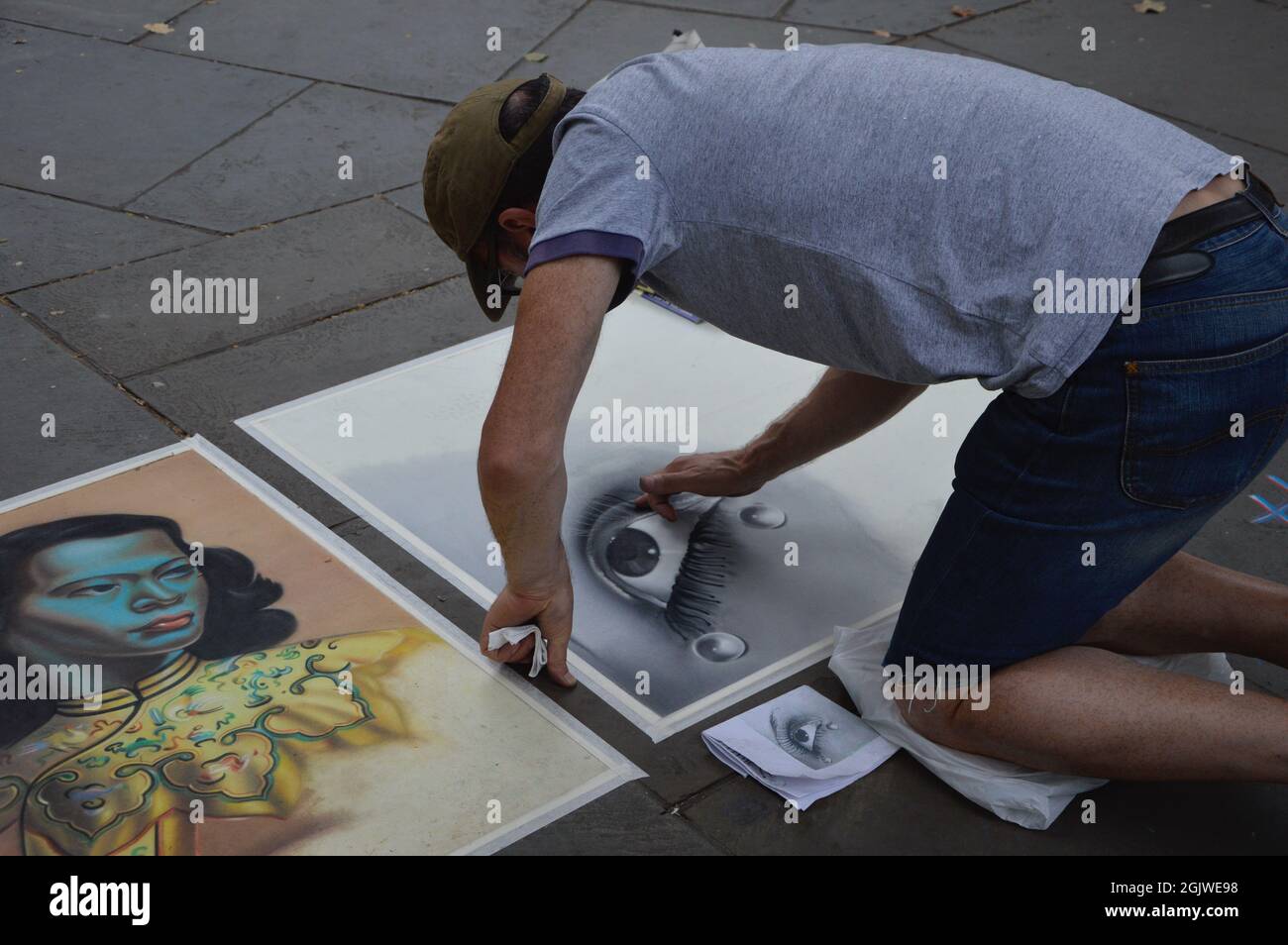 Artistic pose hi-res stock photography and images - Alamy