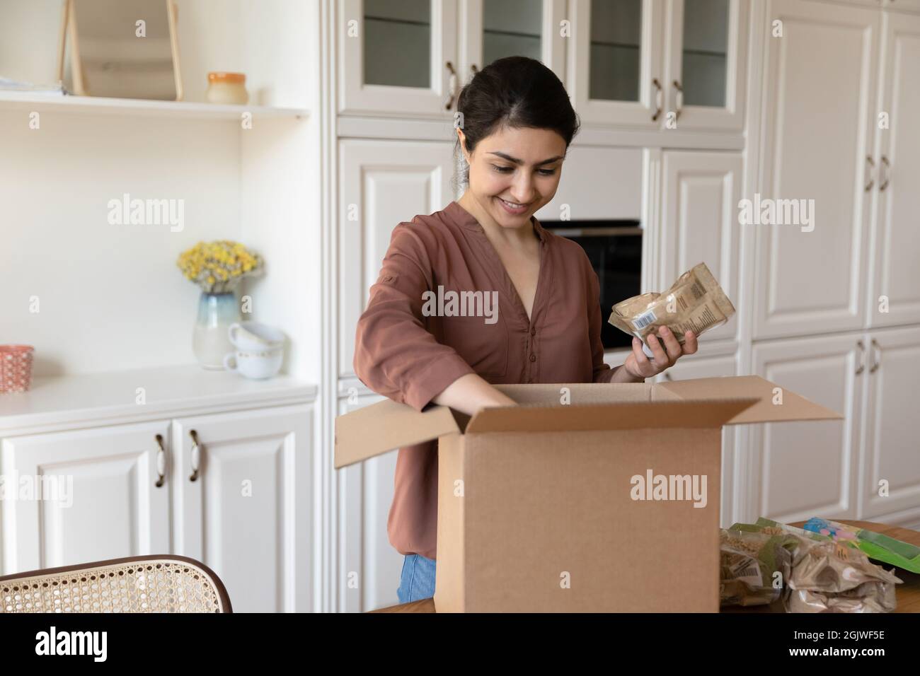 Easy unpacking hi-res stock photography and images - Alamy