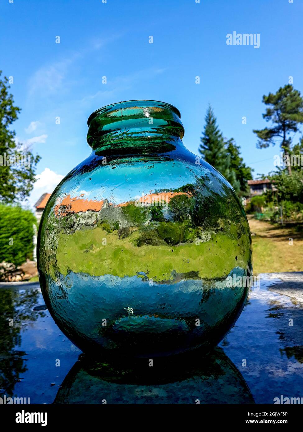 Glass liquid colour hi-res stock photography and images - Alamy