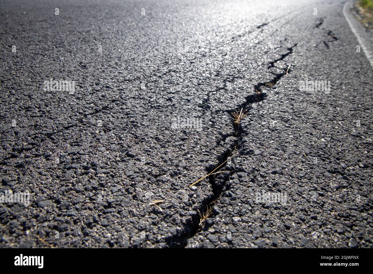 Earthquake crack road hi-res stock photography and images - Alamy