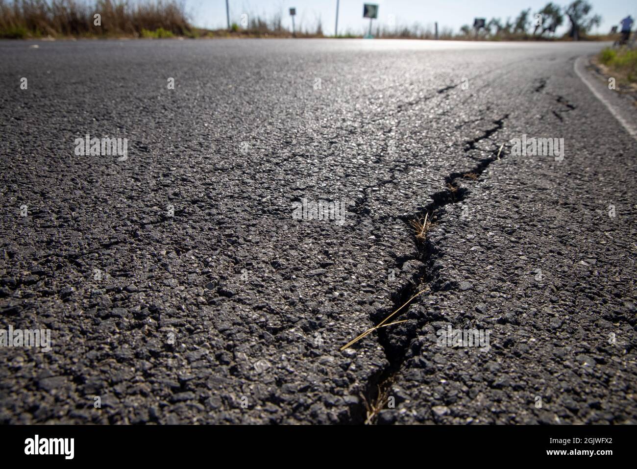 Earthquake crack road hi-res stock photography and images - Alamy