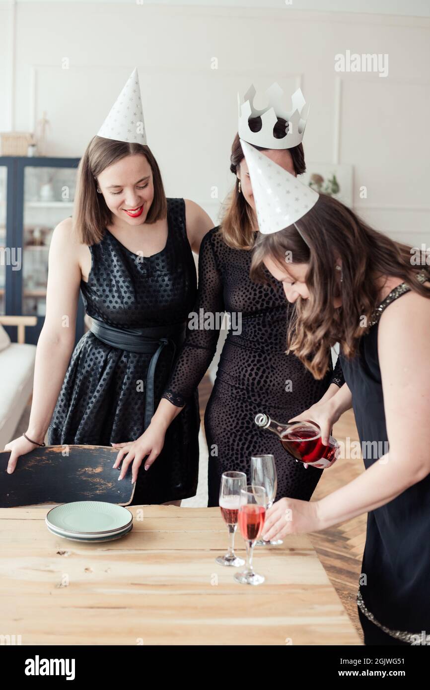 Friends around dining table hi-res stock photography and images - Alamy