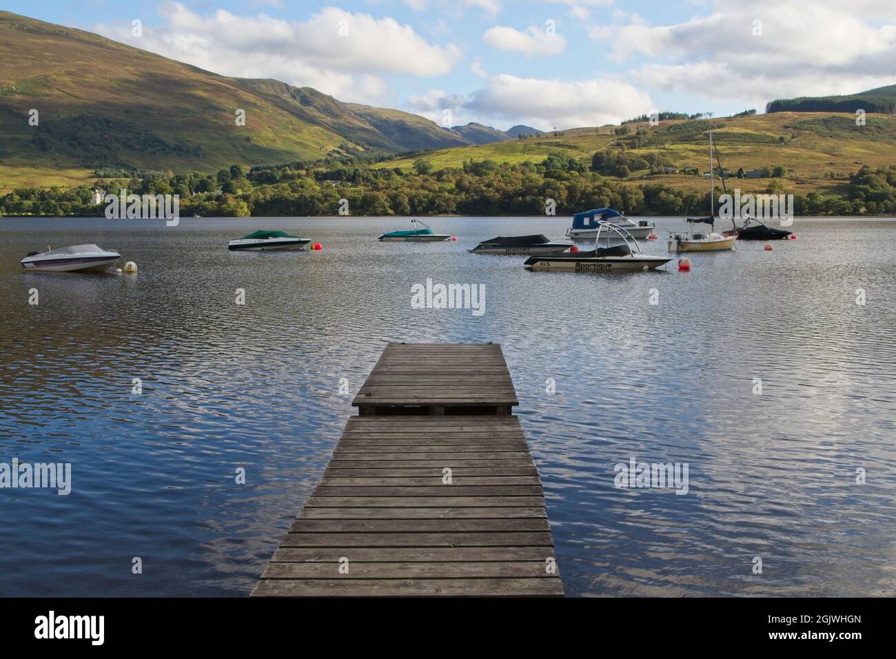 A jetty reaches out into Loch Earn at Lochearnhead in rural Scotland ...
