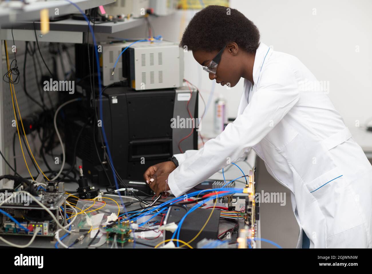 Black woman in tech hi-res stock photography and images - Alamy