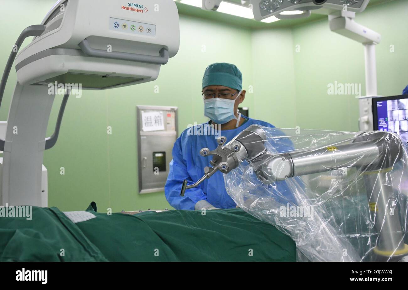 (210912) -- BEIJING, Sept. 12, 2021 (Xinhua) -- An orthopedic surgical ...