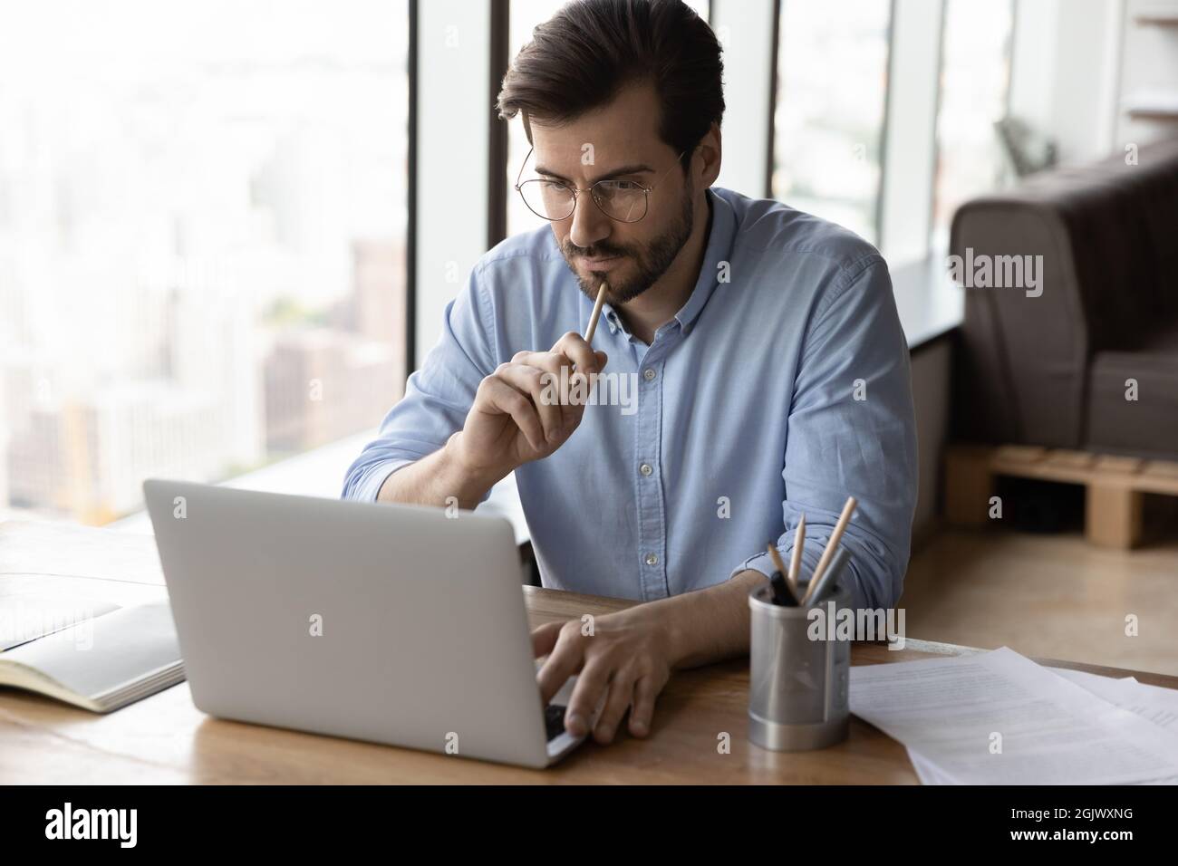 Young adult serious computer hi-res stock photography and images - Alamy