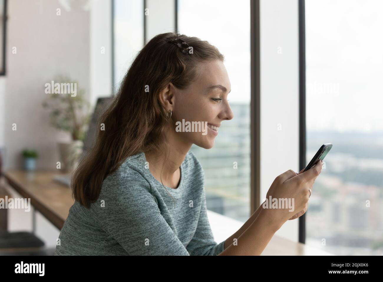 Cellphone browsing hi-res stock photography and images - Alamy