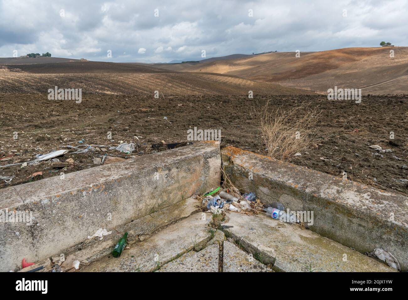 Plastic pollution roadside hi-res stock photography and images - Alamy
