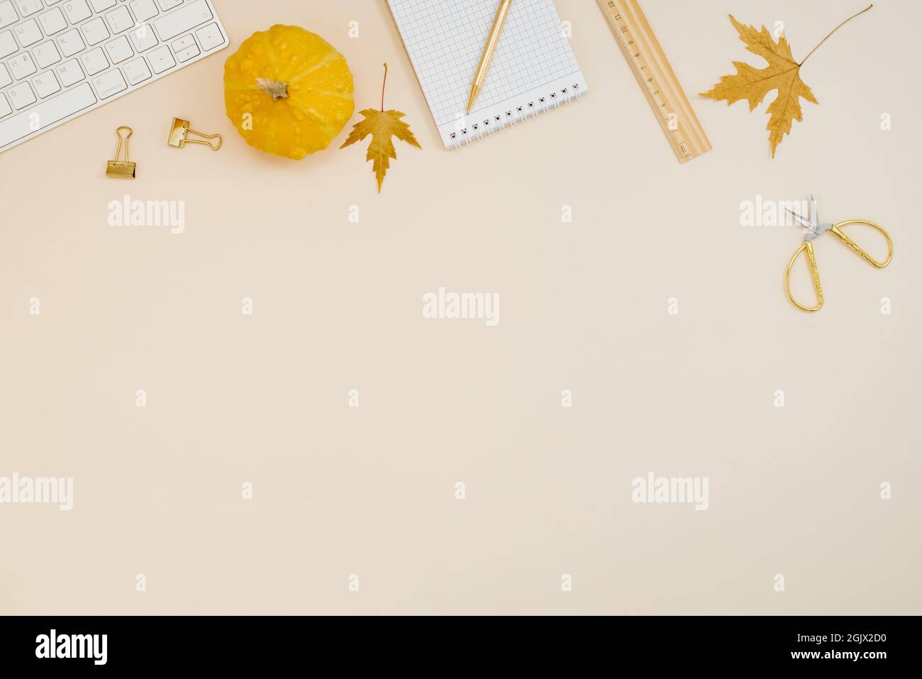 Flat lay home office desk. Freelancer or blogger workplace with ...