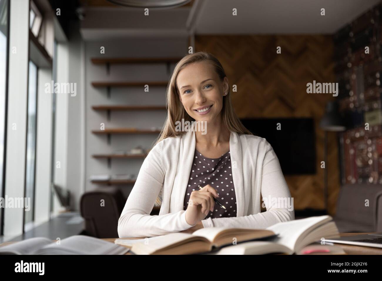 College female study book hi-res stock photography and images - Alamy