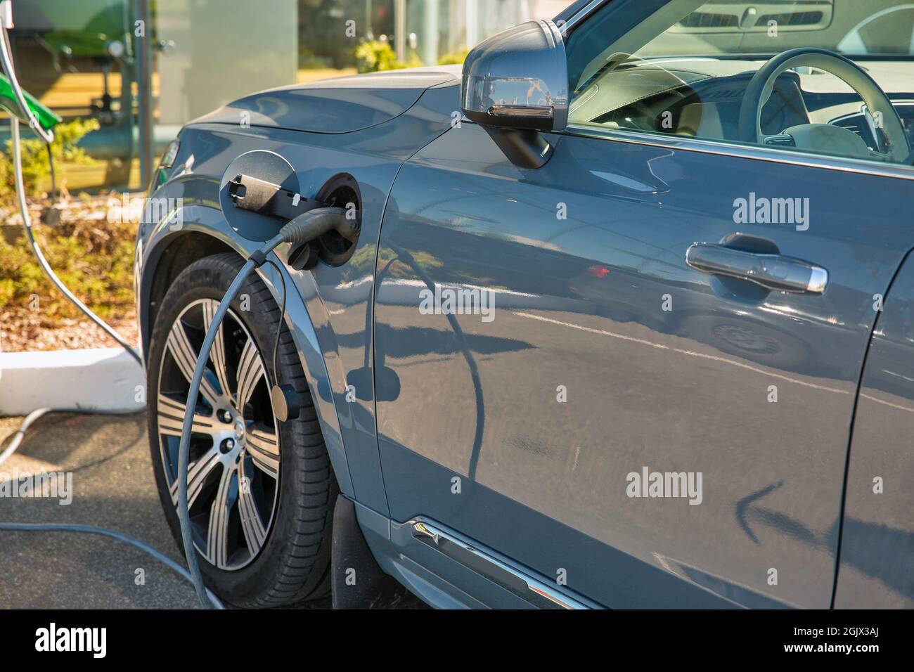 Plug in hybrid electric suv hi-res stock photography and images - Alamy