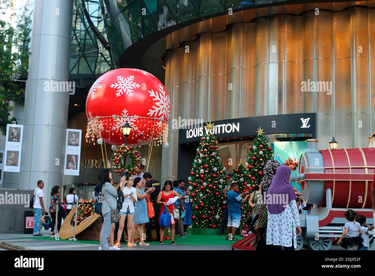 Shoppers in Singapore Stock Photo - Alamy