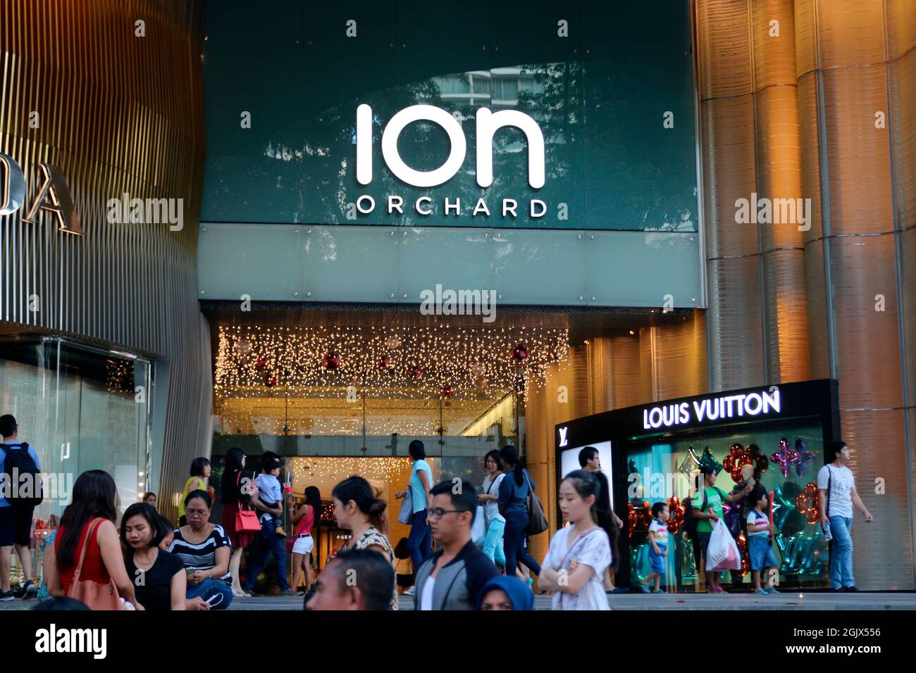 Shoppers in singapore hi-res stock photography and images - Alamy