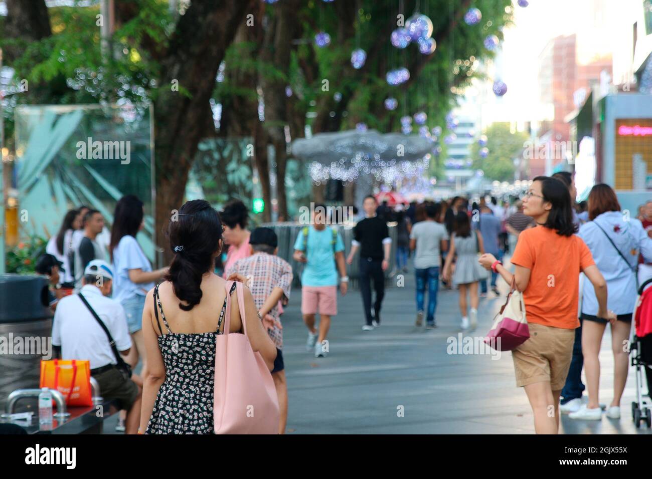 Shoppers in Singapore Stock Photo - Alamy