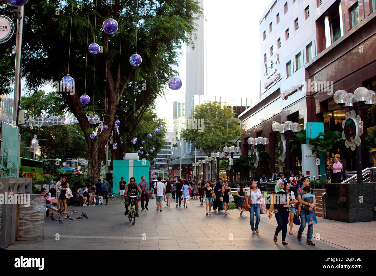 Shoppers in Singapore Stock Photo - Alamy