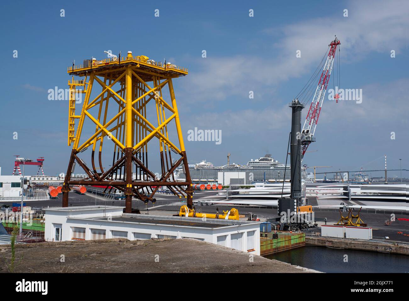 Offshore wind turbine installation platform Stock Photo - Alamy