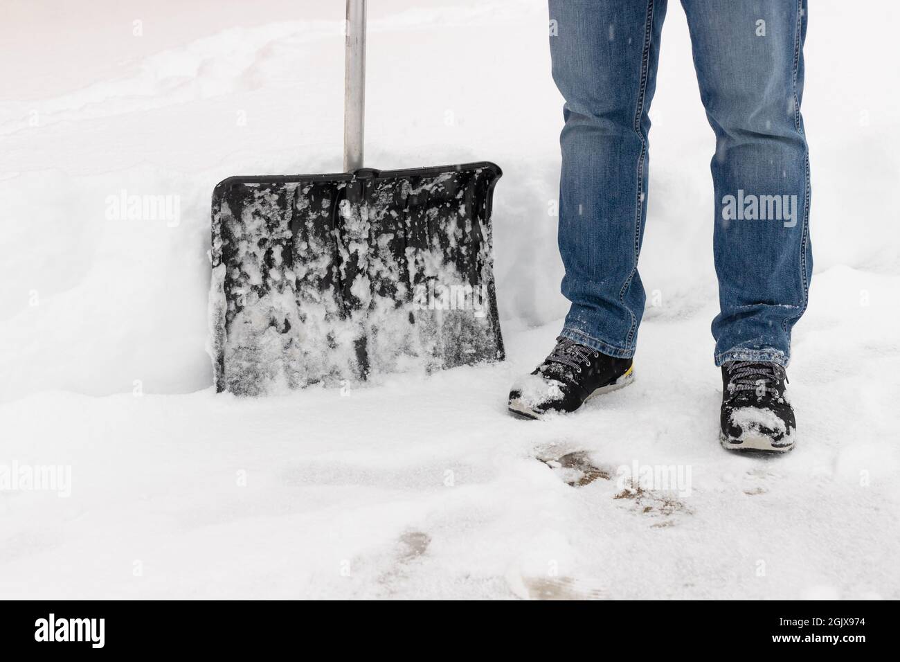 Shoveling driveway hi-res stock photography and images - Alamy