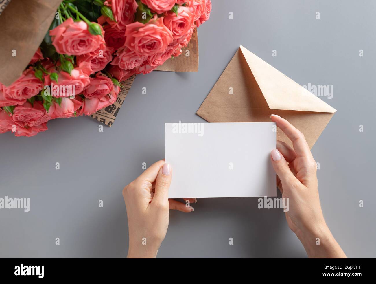 greeting card with woman's hand holding blank paper card Stock Photo ...