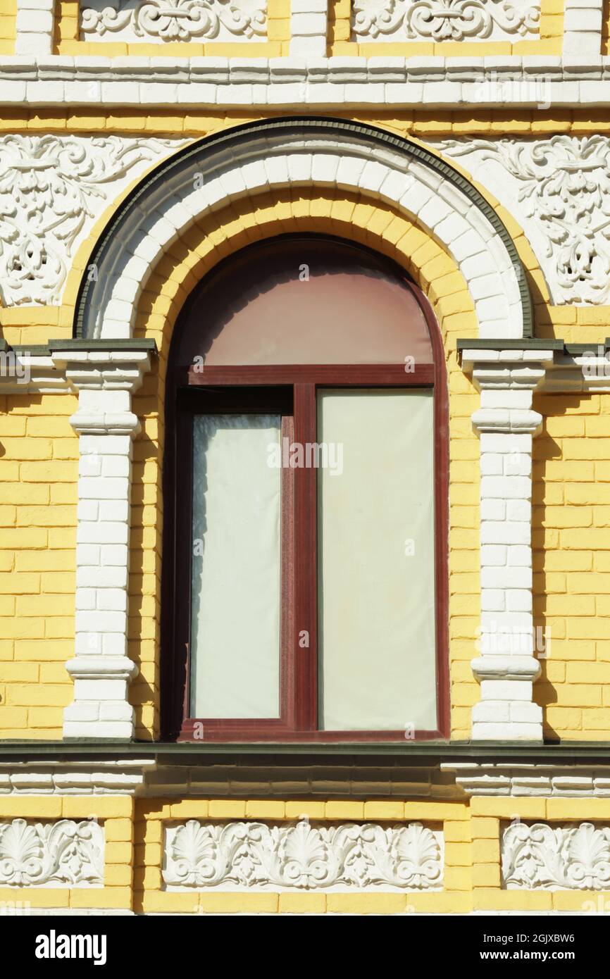 Arched window with decorated brick wall background Stock Photo - Alamy